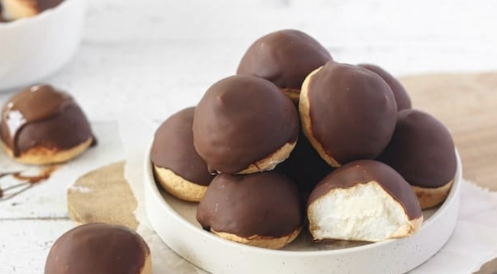 Slagroomsoesjes Met Chocoladesaus Totaal 96 Stuks (8 Dozen X 12 Stuks ...